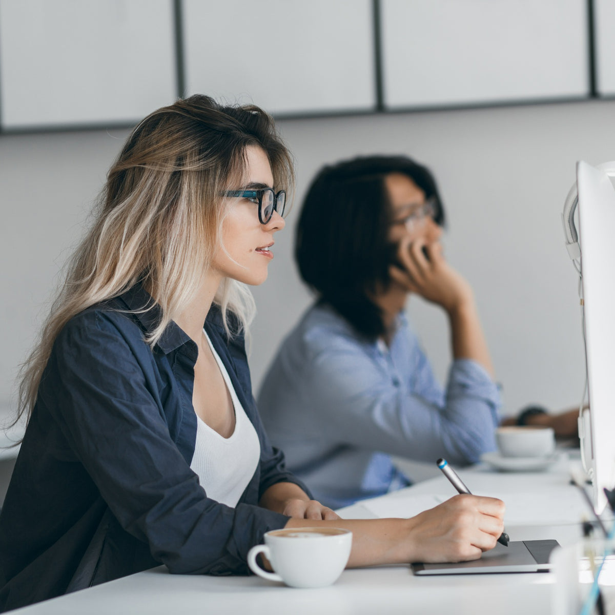 Essentials for Comfort at Work: What to Keep in Your Workspace – Moogdesk